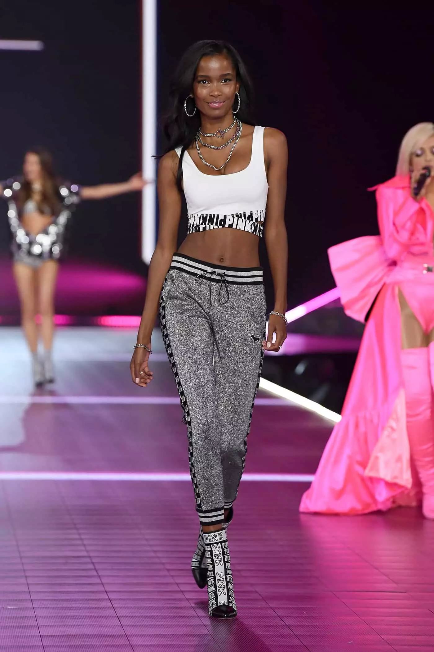 Ĉiu Rigardo De la 2018 Victoria's Secret Fashion Show 26954_115