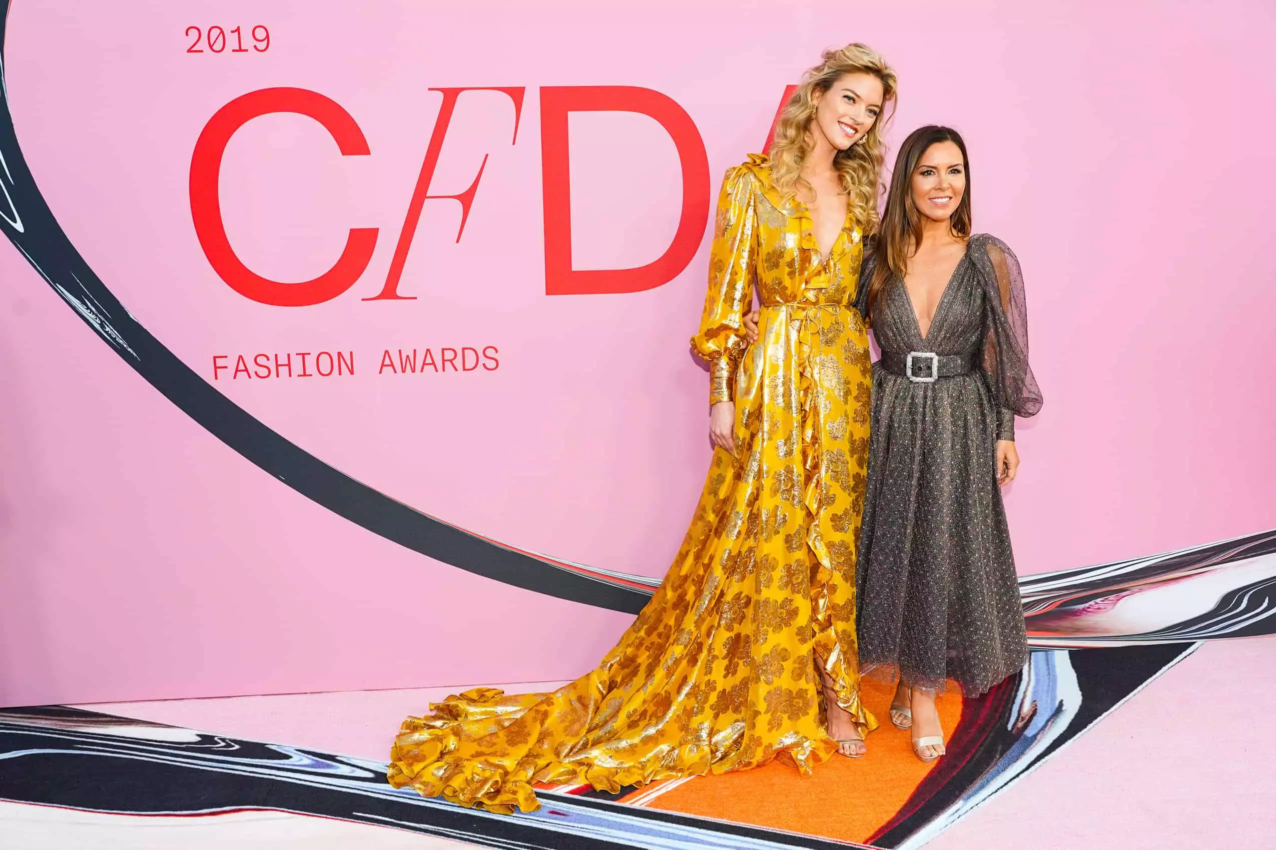 Rdeča preproga 2019 CFDA Awards: dobro, bla, in kaj so razmišljali!? 27122_54