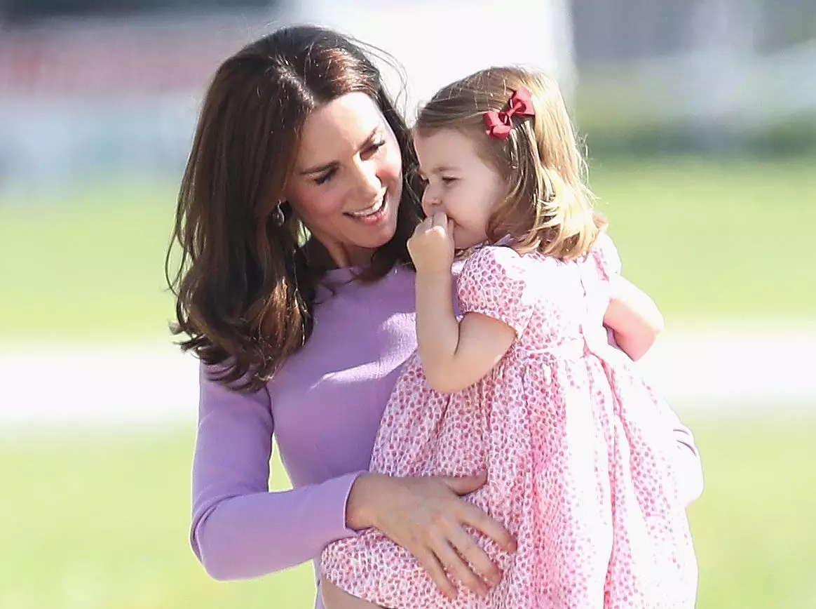 Princese Šarlote apmeklē savu pirmo bērnudārza dienu