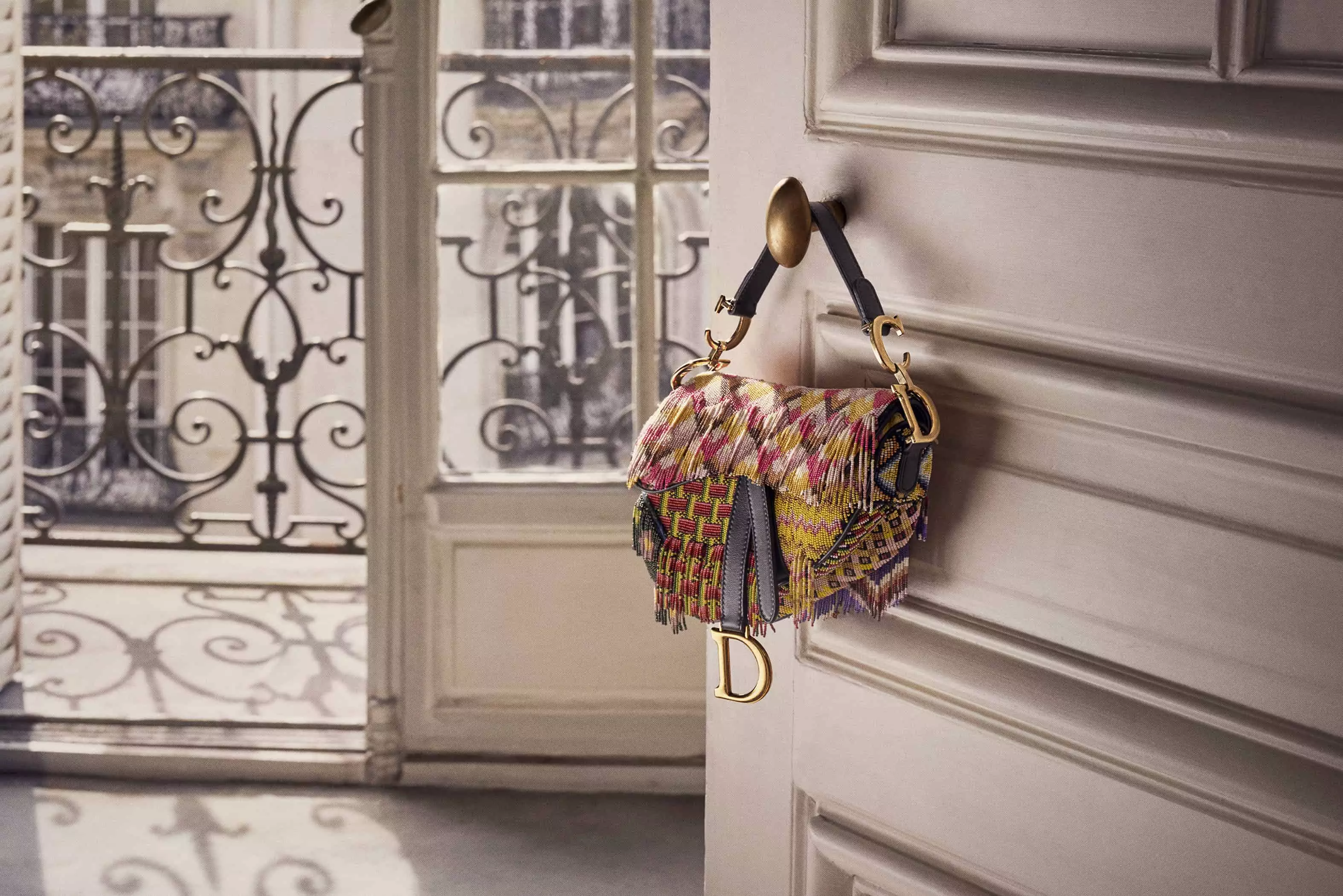 Dior Saddle Bag အသစ်သည် စတိုးဆိုင်များတွင် နောက်ဆုံးရောက်ရှိနေပြီဖြစ်သည်။ 27190_2