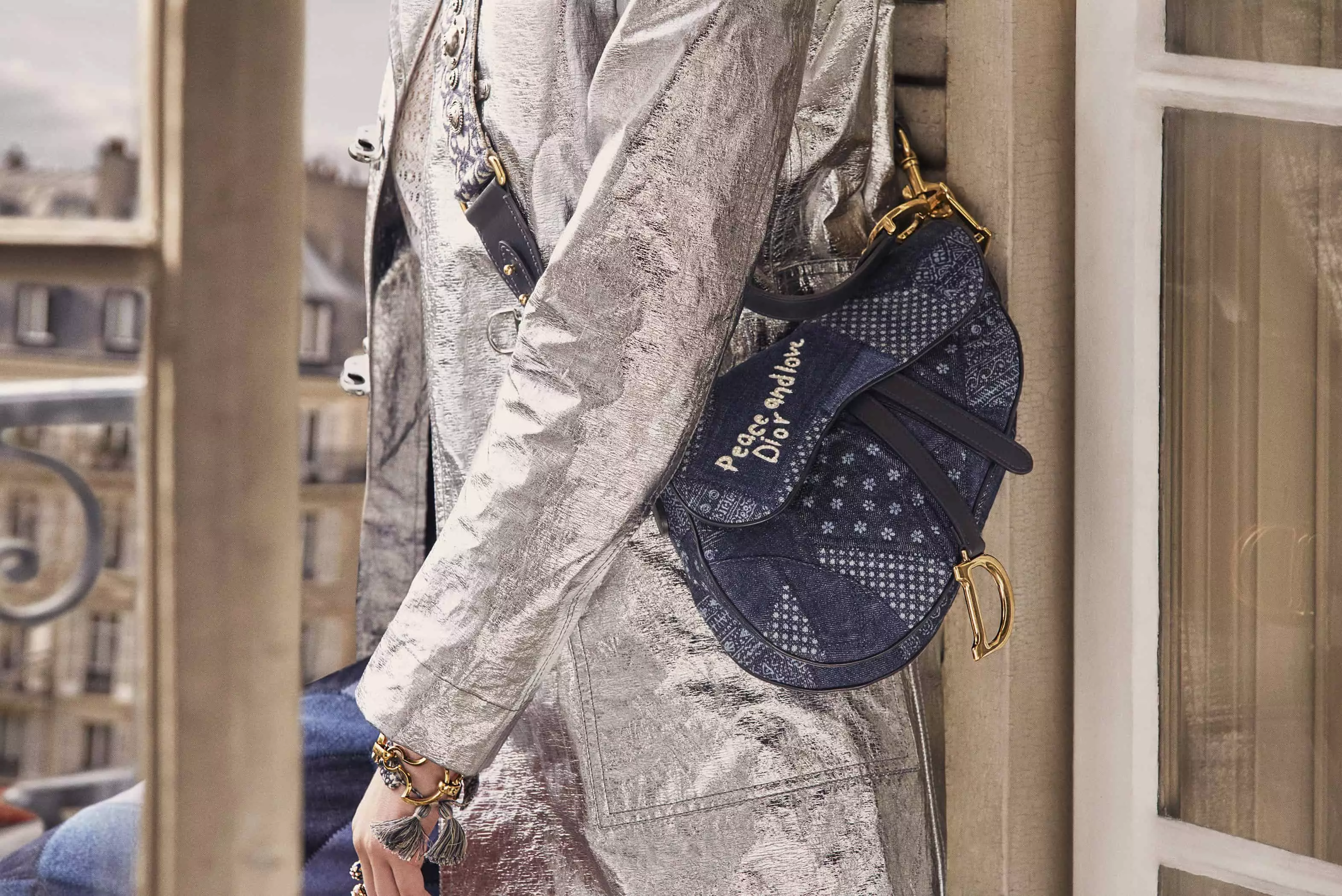 Dior Saddle Bag အသစ်သည် စတိုးဆိုင်များတွင် နောက်ဆုံးရောက်ရှိနေပြီဖြစ်သည်။ 27190_5