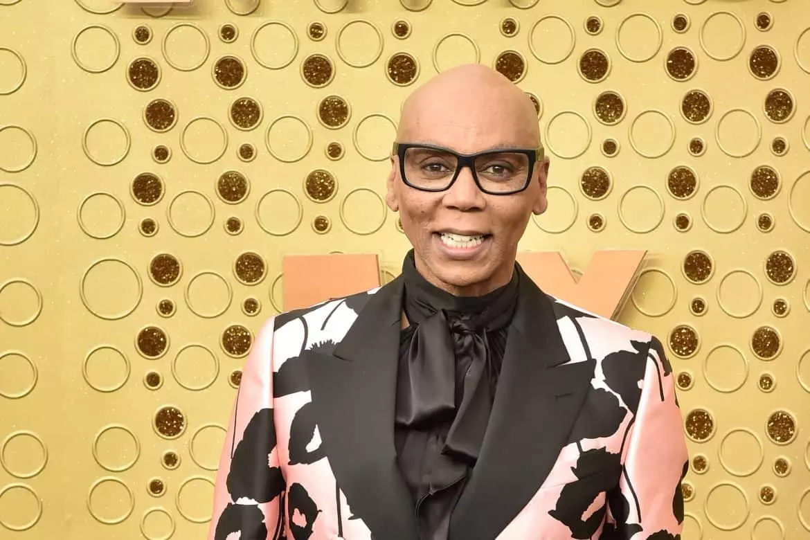 El glamour importa: RuPaul todavía se está vistiendo en casa