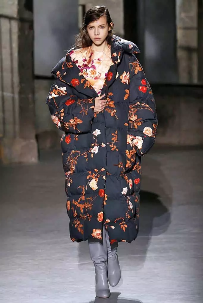 Dries Van Noten Stuns ในปารีส, ฮูดโดย Air Back From the Dead 27741_10