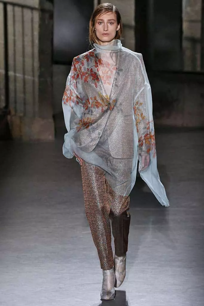 Dries Van Noten Stuns hauv Paris, Hood los ntawm Cua Rov Qab Los Ntawm Tuag 27741_11