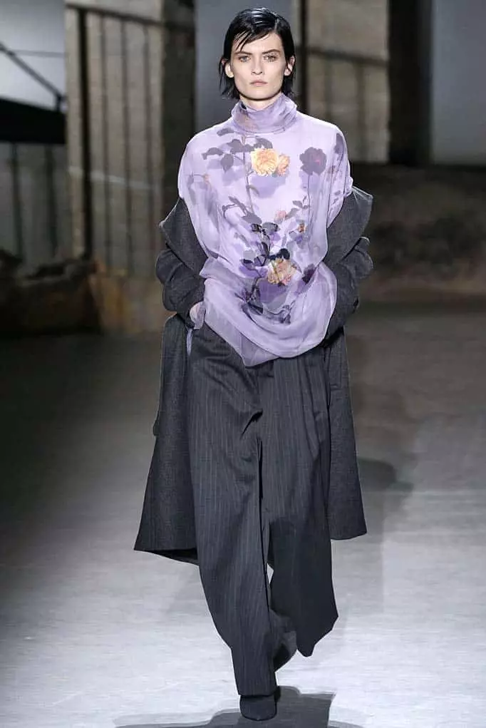 Dries Van Noten Stuns hauv Paris, Hood los ntawm Cua Rov Qab Los Ntawm Tuag 27741_3