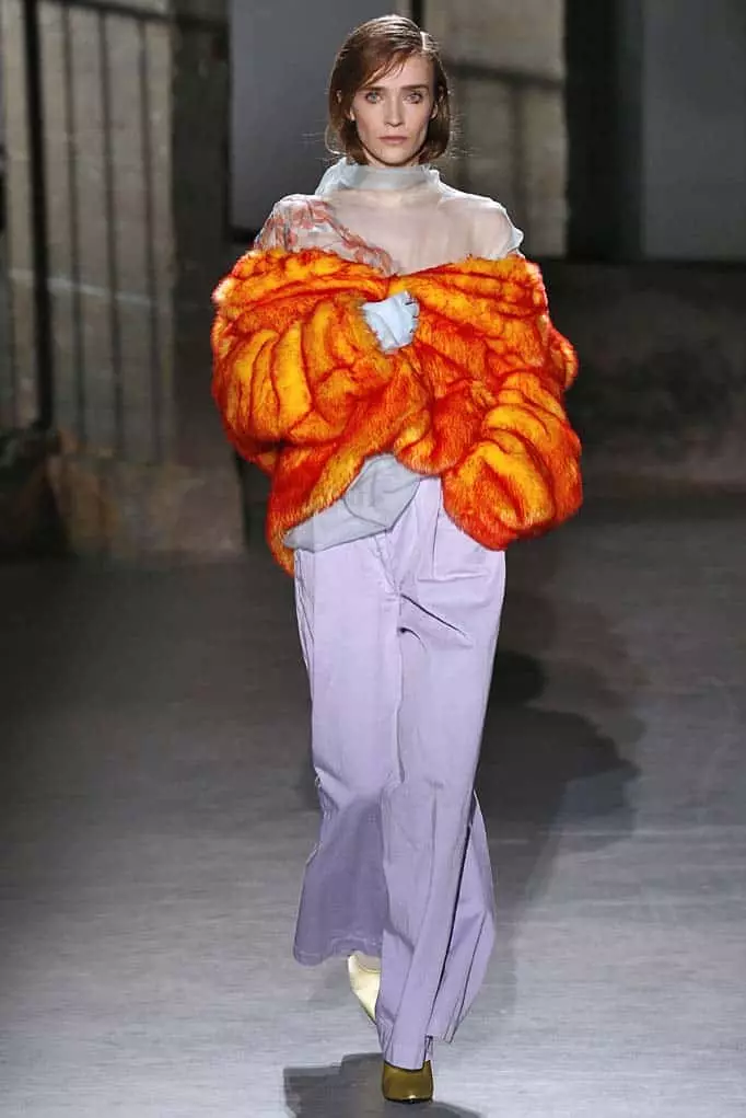 Dries Van Noten Stuns ในปารีส, ฮูดโดย Air Back From the Dead 27741_5