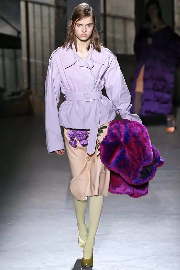 Dries Van Noten Stuns hauv Paris, Hood los ntawm Cua Rov Qab Los Ntawm Tuag 27741_7