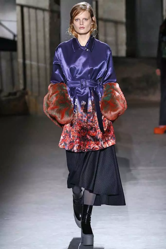 Dries Van Noten Stuns ในปารีส, ฮูดโดย Air Back From the Dead 27741_8