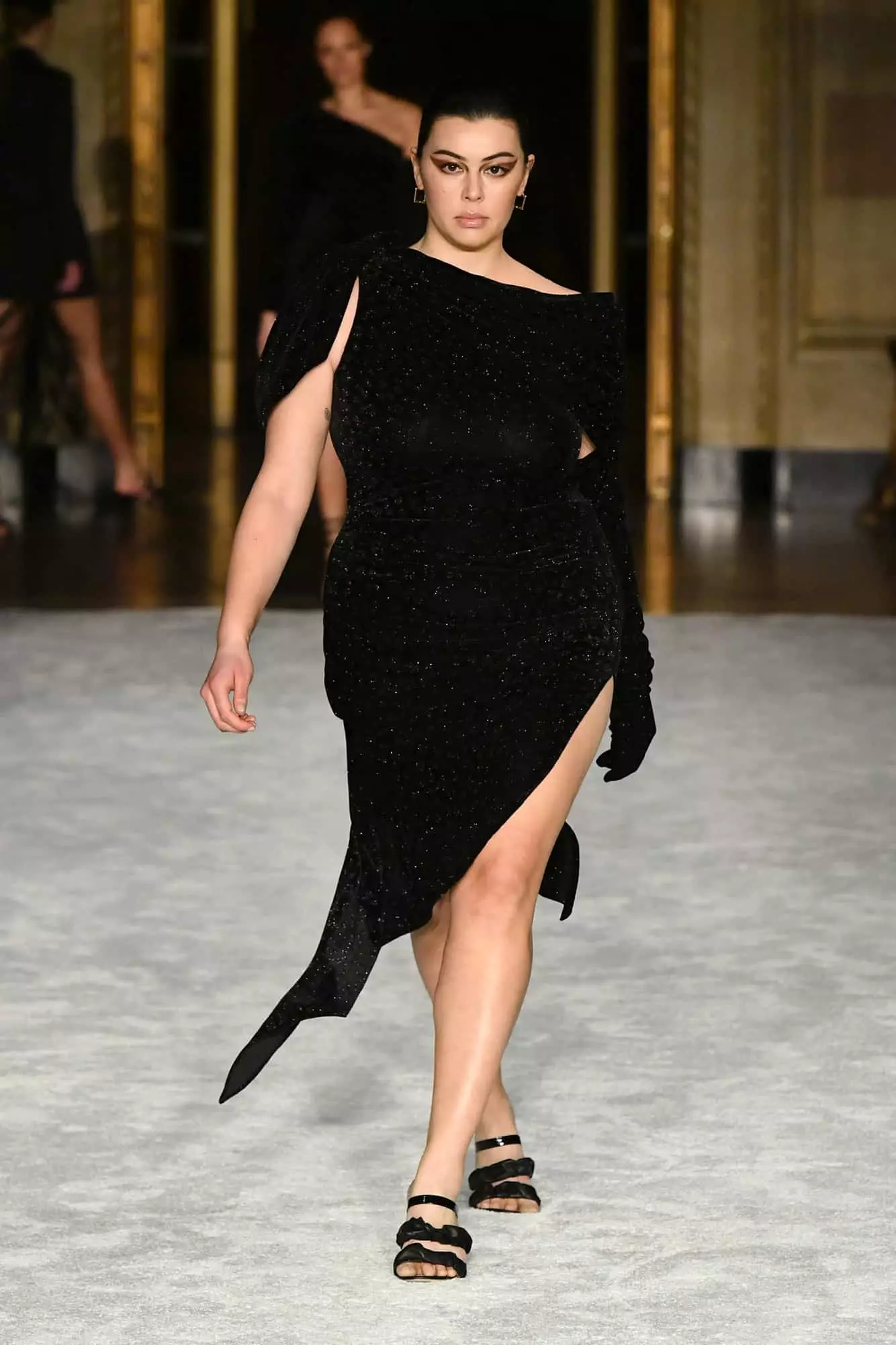 Christian Siriano Mencipta Dunia Impian Fesyen Fantasi Untuk Musim Gugur '21—Dan Kami Mahu Masuk! 2793_18