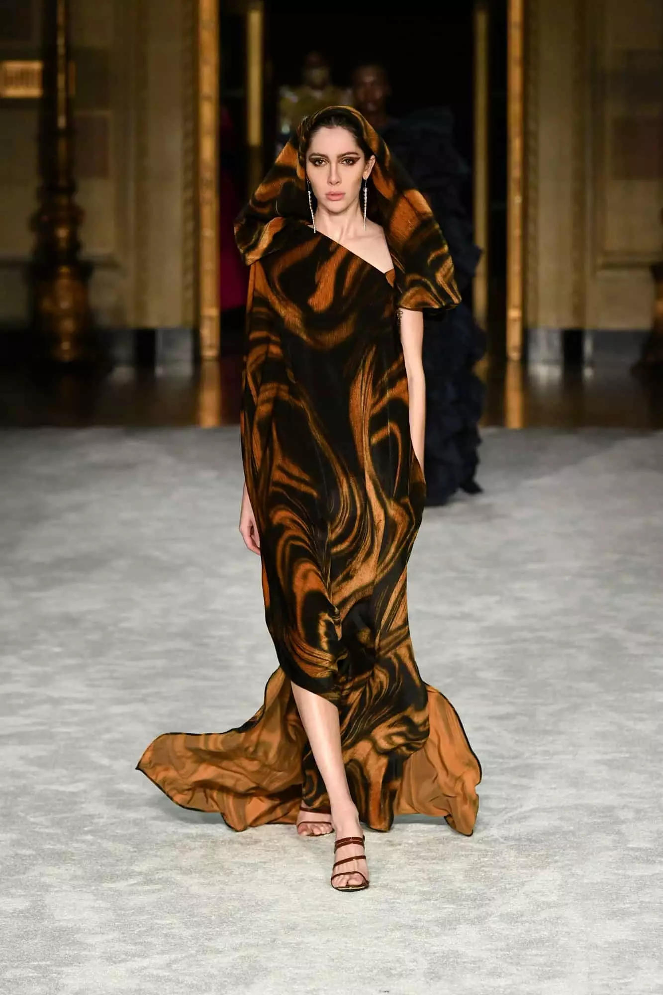 Christian Siriano Mencipta Dunia Impian Fesyen Fantasi Untuk Musim Gugur '21—Dan Kami Mahu Masuk! 2793_28