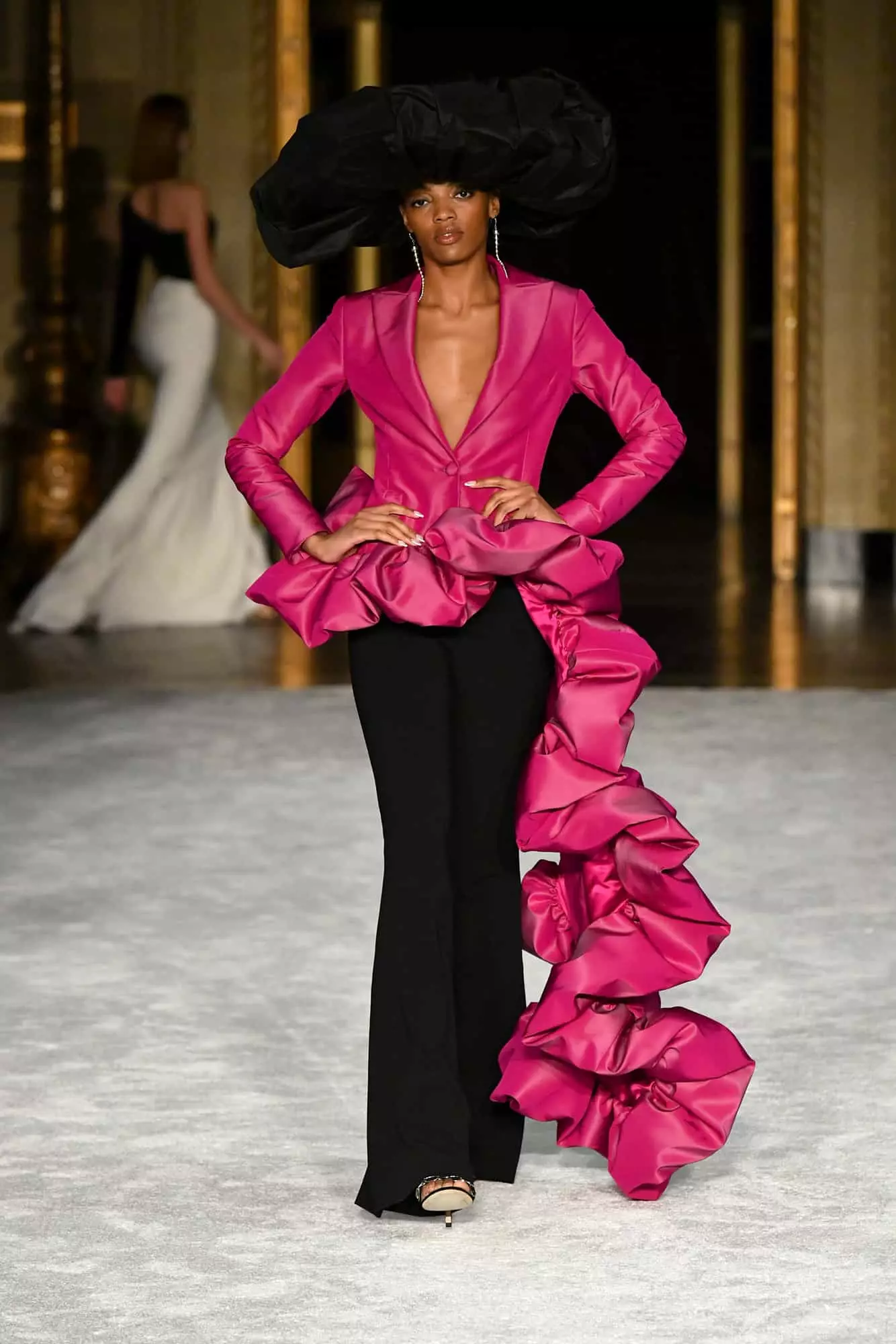 Christian Siriano Mencipta Dunia Impian Fesyen Fantasi Untuk Musim Gugur '21—Dan Kami Mahu Masuk! 2793_33