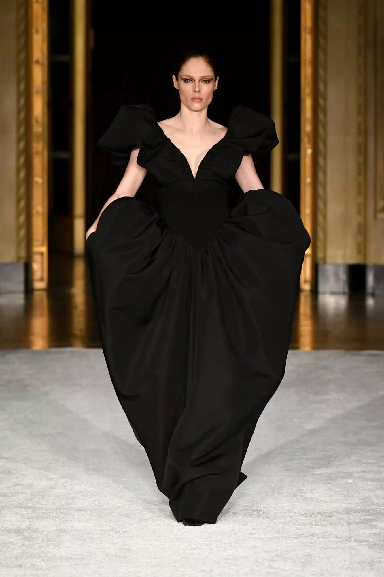 Christian Siriano Mencipta Dunia Impian Fesyen Fantasi Untuk Musim Gugur '21—Dan Kami Mahu Masuk! 2793_45
