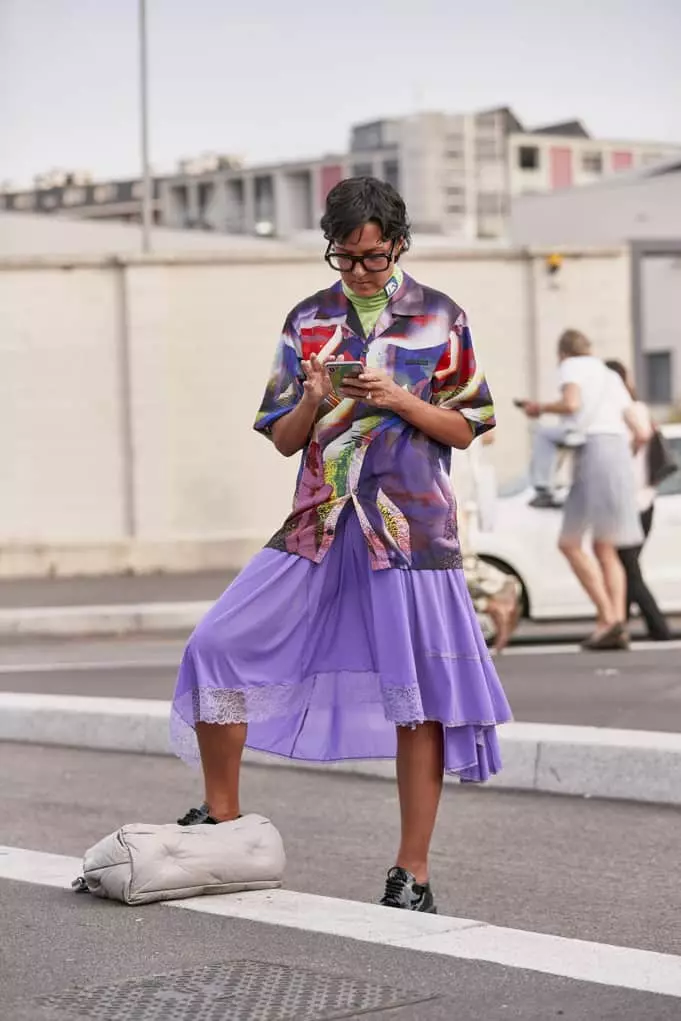 75 najkrajších pouličných lookov z týždňa módy v Miláne 28493_62