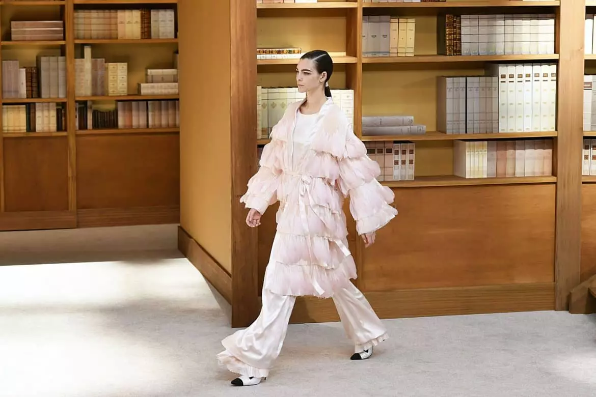 Chanel Couture Mgbe Karl gasịrị, Kim Kardashian's Mea Culpa