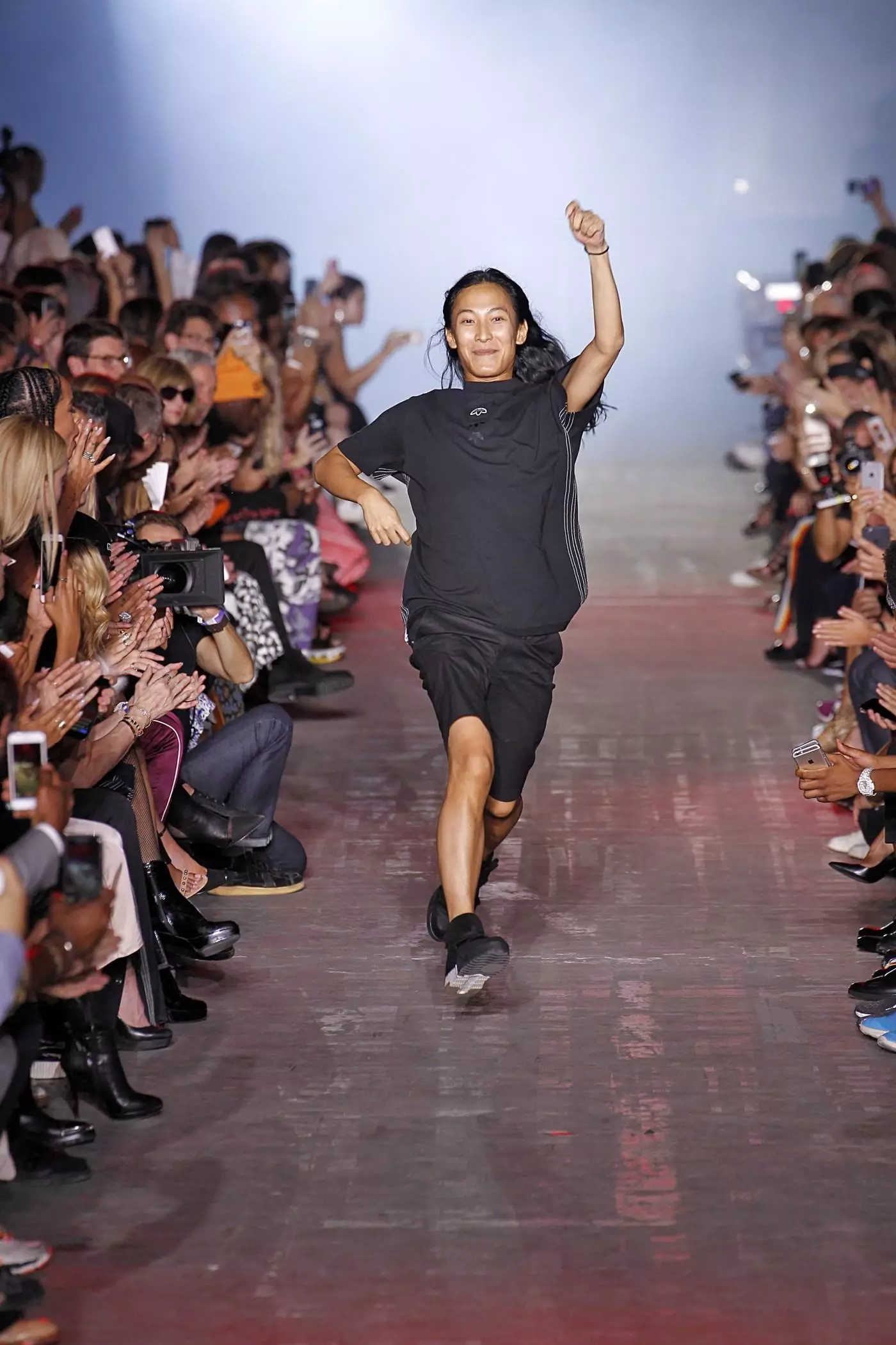 Alexander Wang teeb koostööd kuuenda leheküljega