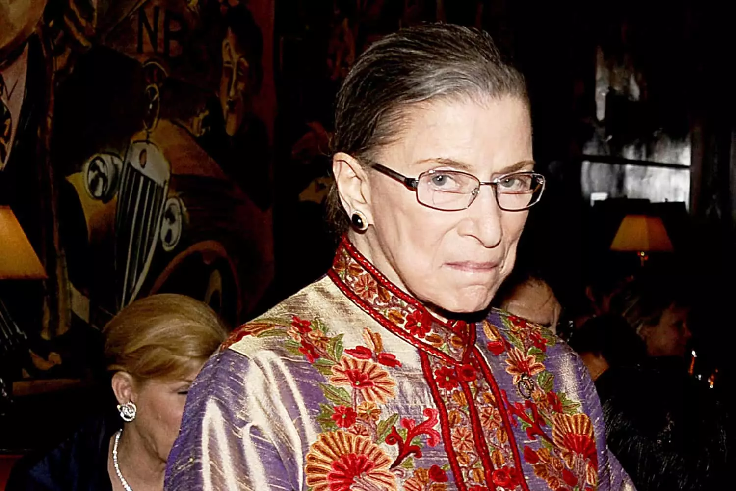 "Disent Collar" Ruth Bader Ginsburg se vrača v Banana Republic