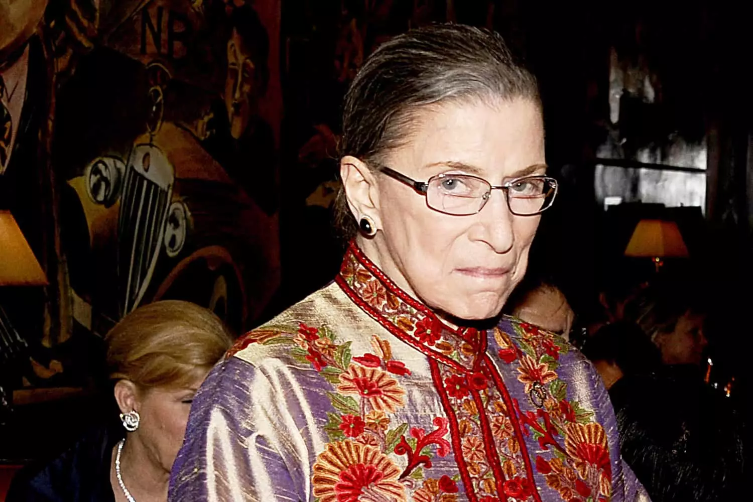 "Kerah Dissent" Ruth Bader Ginsburg Balik deui ka Républik Banana