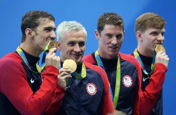 RIO DE JANEIRO, บราซิล - 9 สิงหาคม: Michael Phelps, Ryan Lochte, Conor Dwyer, Francis Haas จาก Team USA เฉลิมฉลองการคว้าเหรียญทองระหว่างพิธีมอบเหรียญรางวัลการวิ่งผลัดฟรีสไตล์ 200 ม. ชายในวันที่ 4 ของการแข่งขันกีฬาโอลิมปิกริโอ 2016 ที่ Olympic Aquatics สนามกีฬาเมื่อวันที่ 9 สิงหาคม 2016 ในเมืองริโอเดจาเนโร ประเทศบราซิล (ภาพโดย Jean Catuffe / Getty Images)