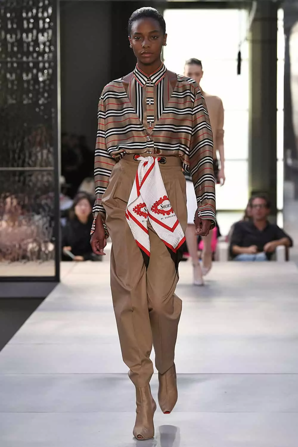 Agt dinge om te weet oor Riccardo Tisci se Burberry-debuut 29093_16