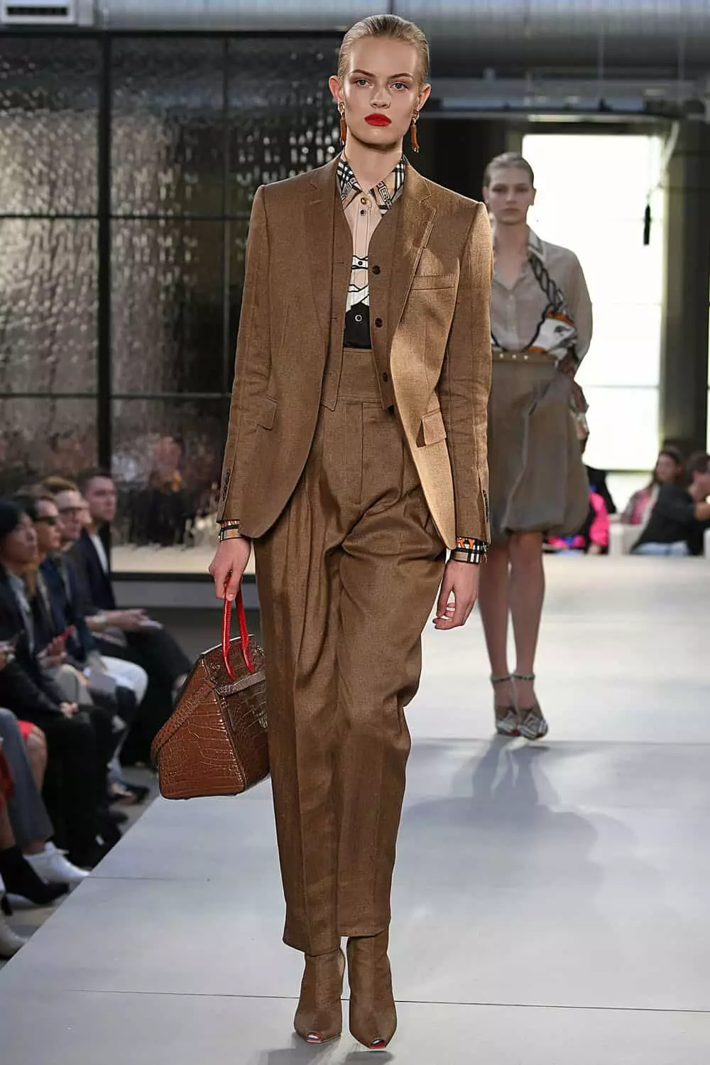 Wyth Peth i'w Wybod Am Debut Burberry Riccardo Tisci 29093_27