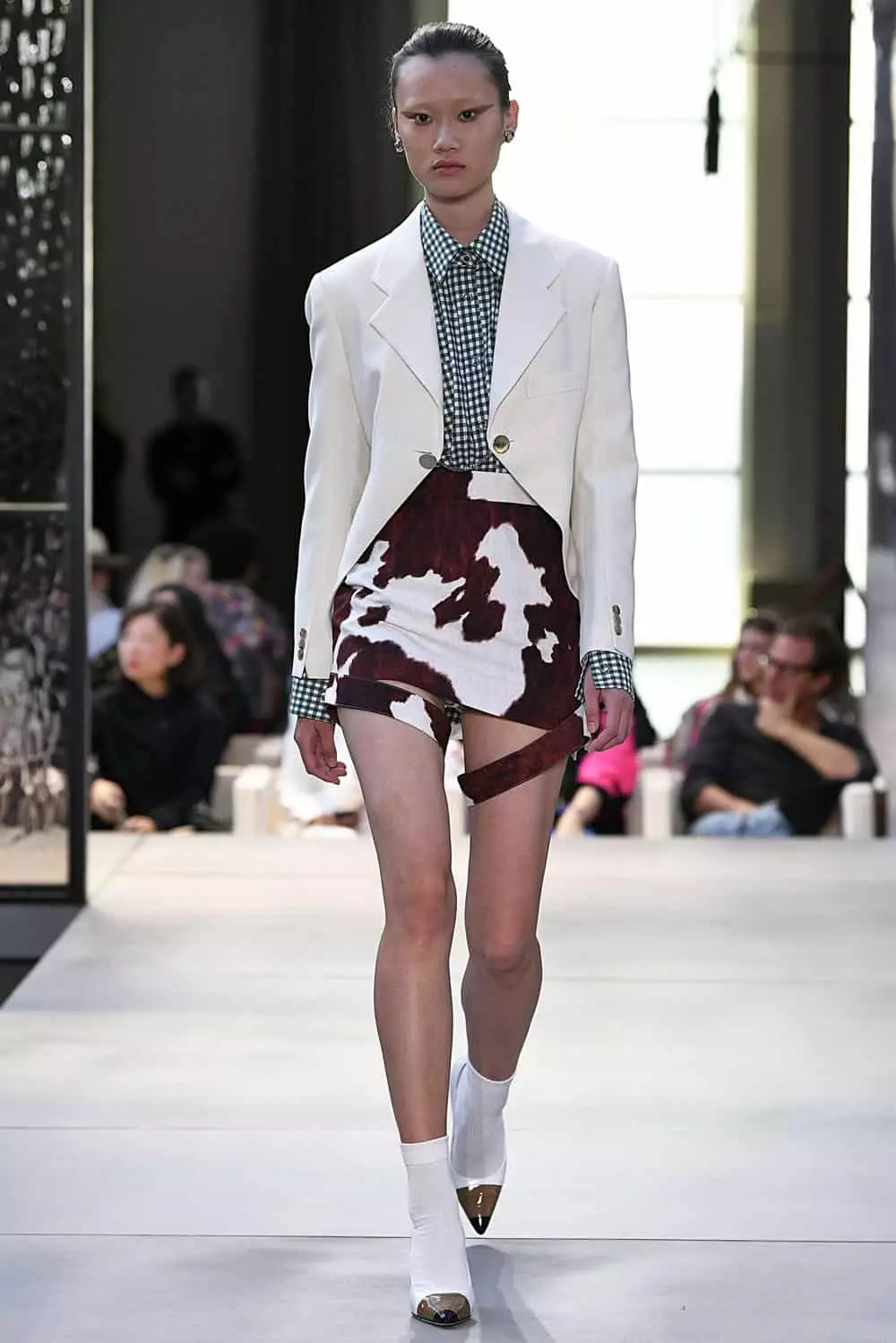 Lintho tse robeli tseo u lokelang ho li tseba ka Riccardo Tisci's Burberry Debut 29093_29