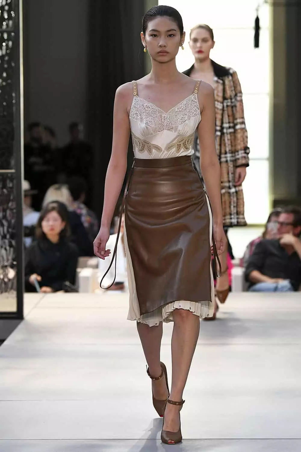 Lintho tse robeli tseo u lokelang ho li tseba ka Riccardo Tisci's Burberry Debut 29093_30