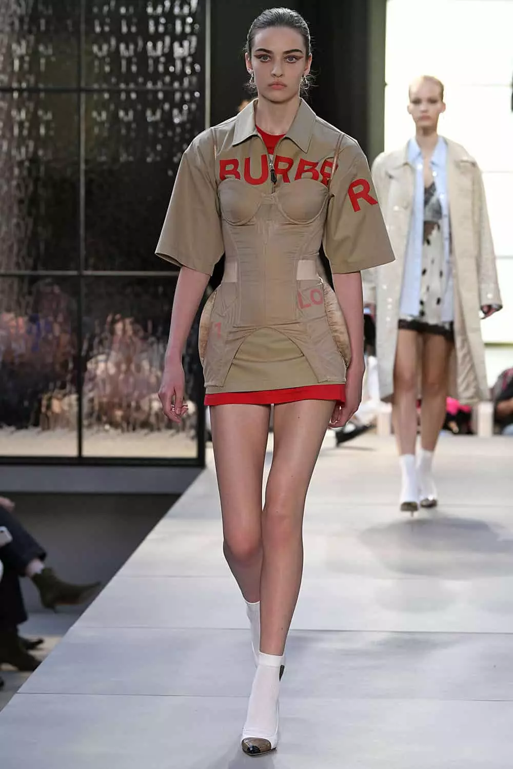 Vuit coses que cal saber sobre el debut de Burberry de Riccardo Tisci 29093_32