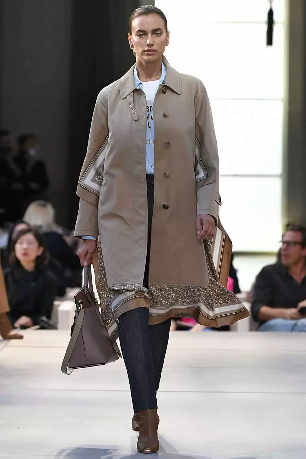 Walo ka Butang nga Mahibal-an Bahin sa Burberry Debut ni Riccardo Tisci 29093_5