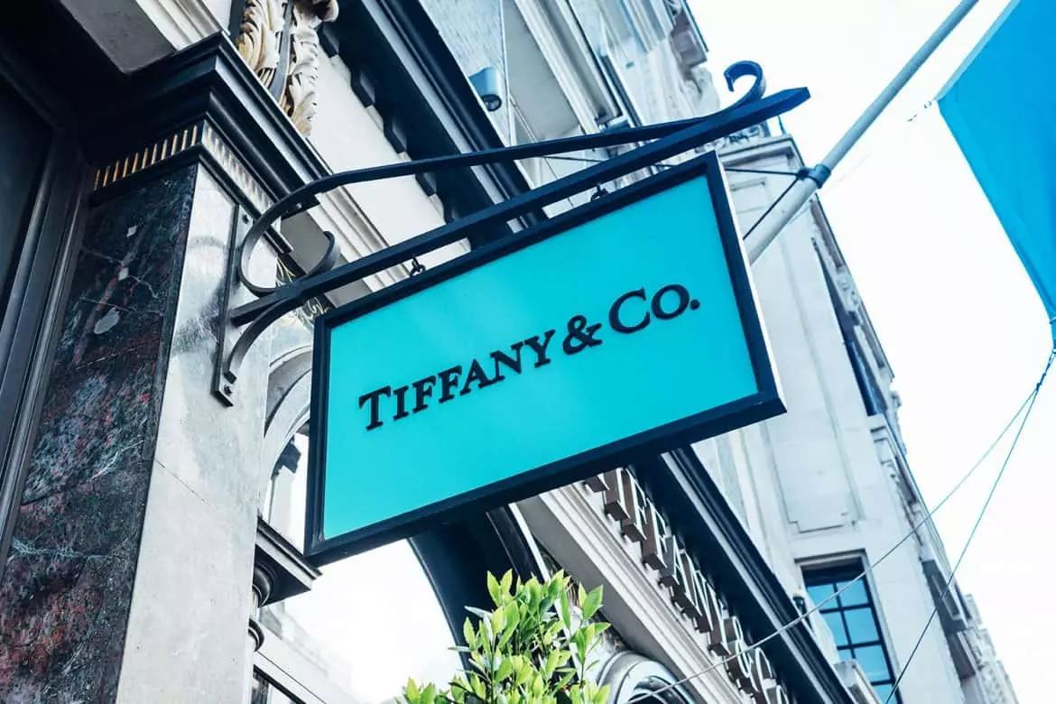 LVMH Officially Buys Tiffany & Co., Alexander Wang kom Hla Tom Qab Qhia