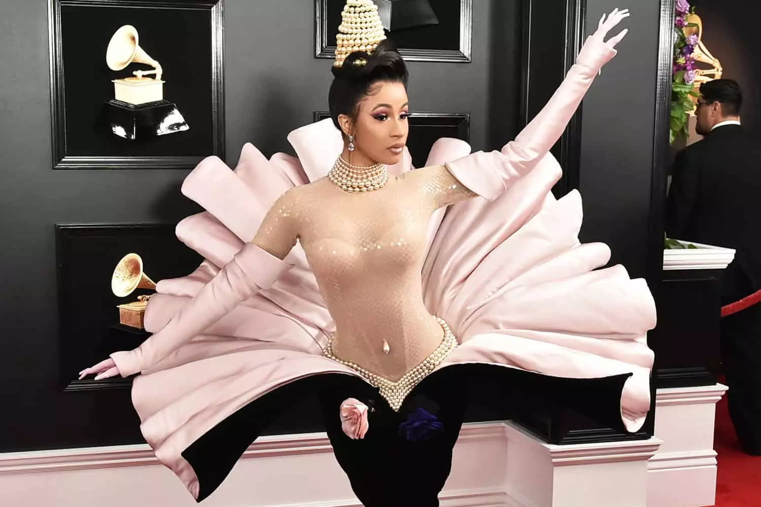 Cardi B o Fumanela Karolo e 'ngoe ea Filimi, Instagram e Nahana hape ka Leano la bofeela