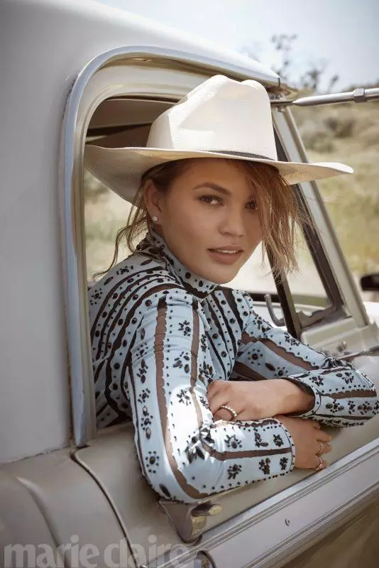 Chrissy Teigen သည် Marie Claire ၏ ဇူလိုင်လ ကျန်းမာရေးပြဿနာကို ဖုံးကွယ်ထားသည်။ 29476_3