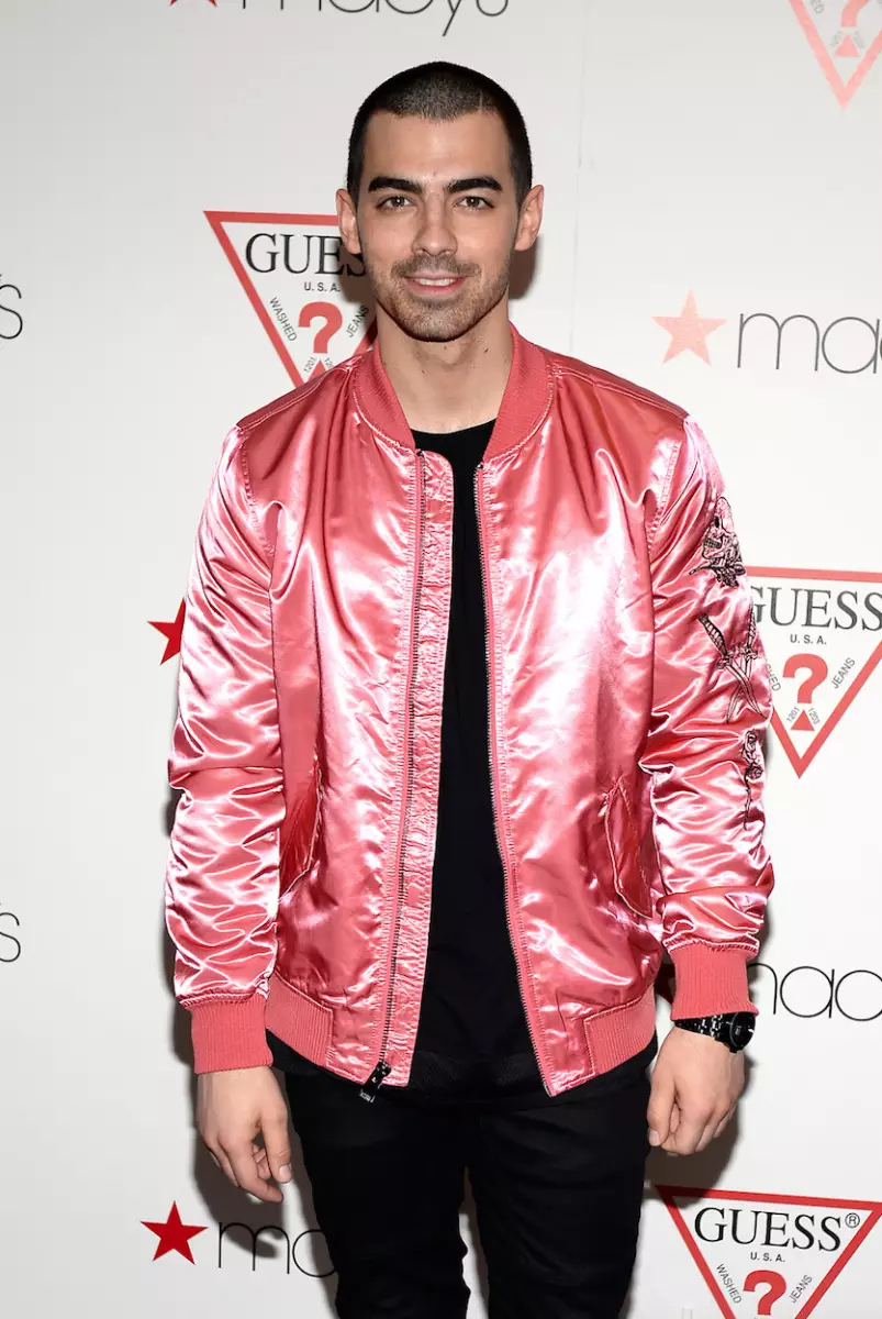 Joe Jonas သည် သူ၏ GUESS Campaign၊ အတွင်းခံအလေ့အကျင့်များနှင့် အခြားအရာများအကြောင်း 29493_5