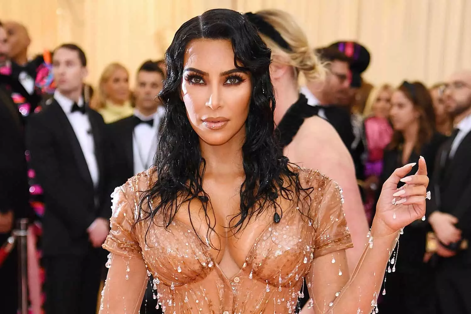 A cintura de Kim Kardashian literalmente nunca pareceu menor do que no Met Gala de 2019