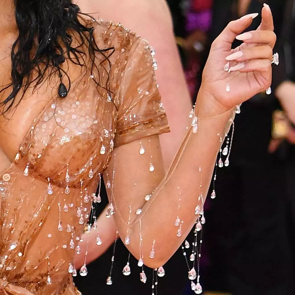Talia lui Kim Kardashian nu a părut niciodată mai mică decât la Gala Met 2019 29616_2