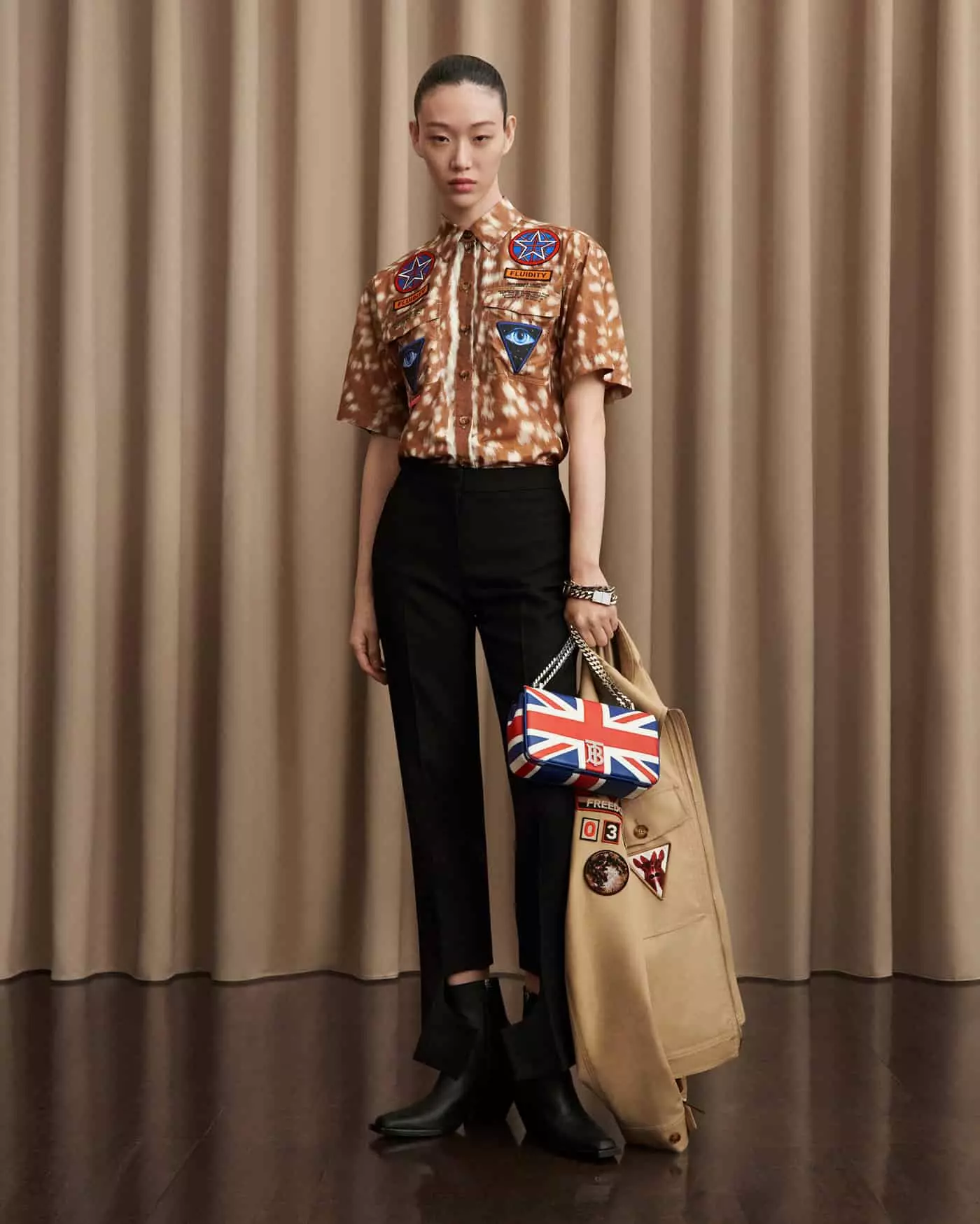 Burberry Pre-Fall '21 ir formas tērps ārpus telpām, taču ne tā, kā jūs to varētu iedomāties 2983_10