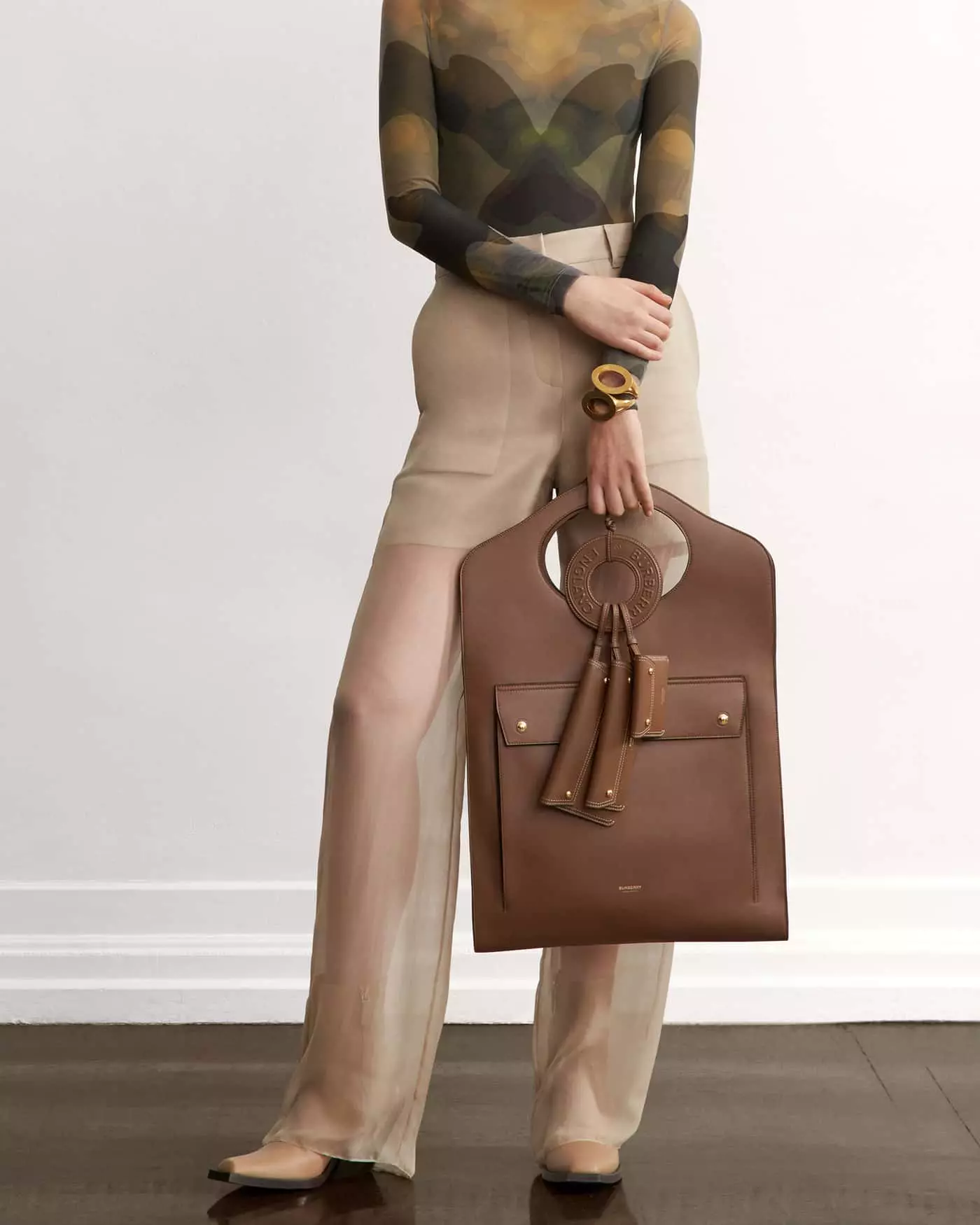 Burberry Pre-Fall ’21 je uniforma pre vonku – ale nie taká, ako by ste si ju predstavovali 2983_17