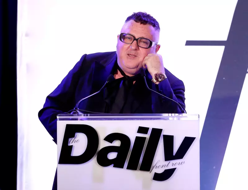 WEST HOLLYWOOD, CA - 20. MARTA: EKSKLUZIVNO IZVJEŠTAVANJE Dizajner Alber Elbaz govori na pozornici tokom The Daily Front Row