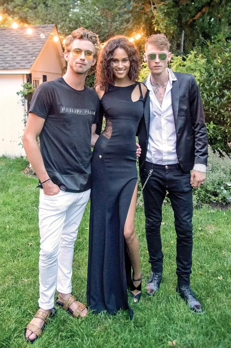 EAST HAMPTON, NY - 16 JULIO: Modelo RJ King, Modelo Cindy Bruna kaj Repisto Machine Gun Kelly ĉeestas la Philipp Plein Dinner de Daily Front Row la 16-an de julio 2016 ĉe la Maidstone en East Hampton, Novjorko. (Foto de Mark Sagliocco/Getty Images)