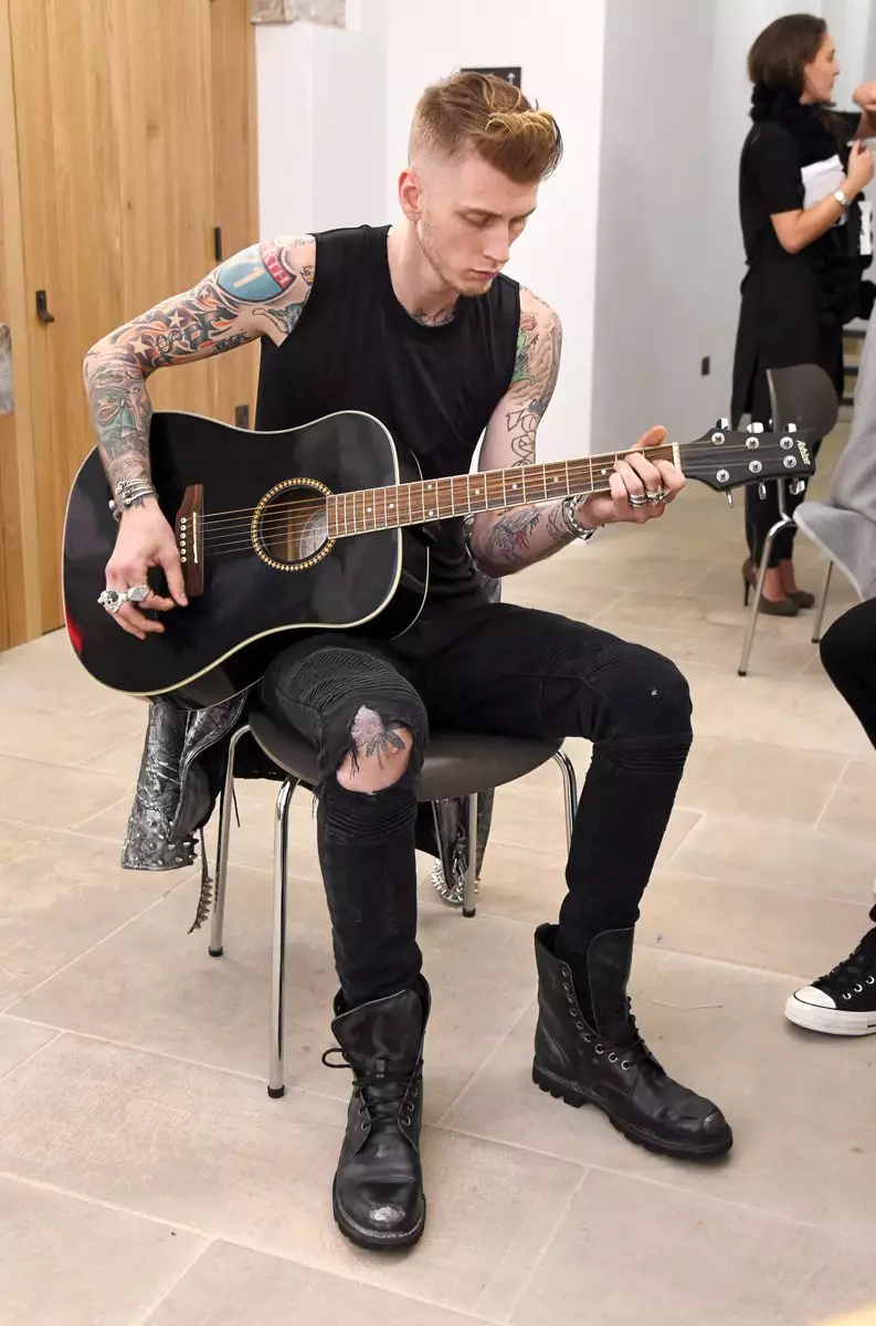 LONDRES, INGLATERRA - 8 DE XANEIRO: Machine Gun Kelly entre bastidores tras a pasarela de Joshua Kane Bespoke with Lab Series durante a colección London Collections Men AW16 en Christ Church Spitalfields o 8 de xaneiro de 2016 en Londres, Inglaterra. (Foto de David M. Benett/Dave Benett/Getty Images para Joshua Kane con Lab Series)