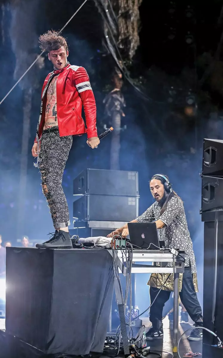 LOS ANGELES, CA - 31. AUGUST: Rapper Machine Gun Kelly (L) og DJ Steve Aoki optræder under dag 2 af Made in America Festival i Los Angeles Grand Park den 31. august 2014 i Los Angeles, Californien. (Foto af Chelsea Lauren/WireImage)