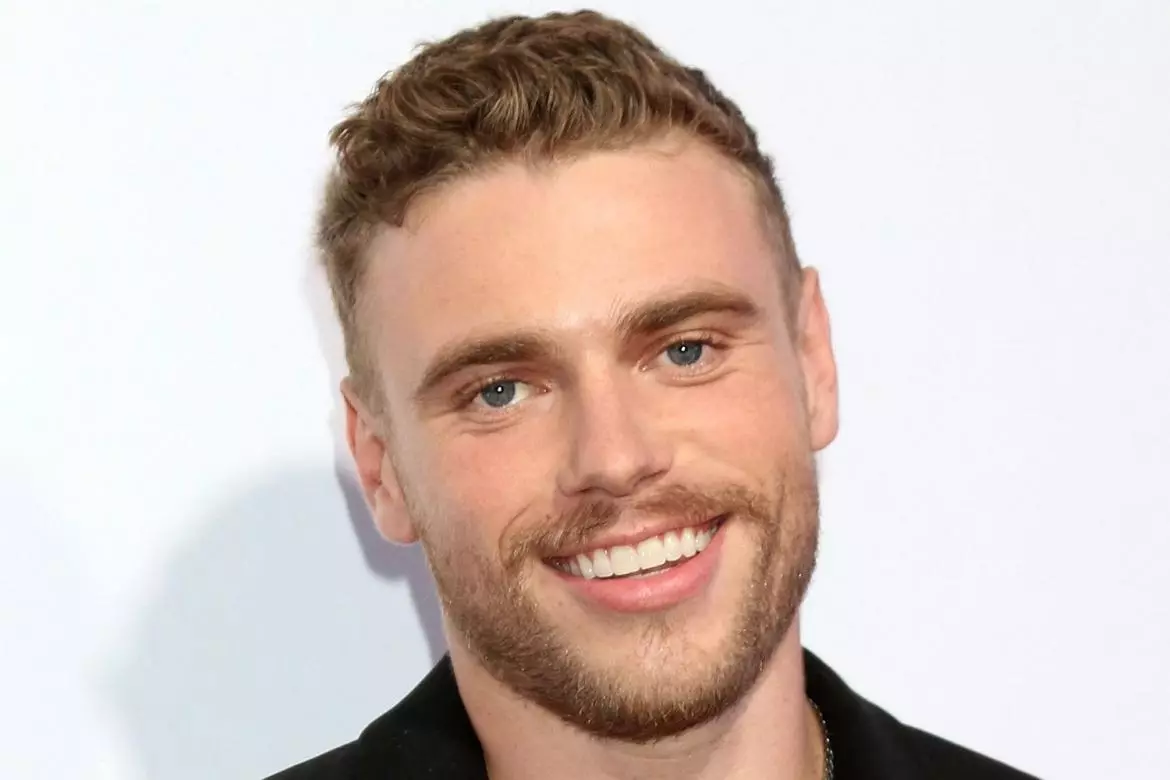 Defye lojik ak rezon, Gus Kenworthy pa t ap frape nan ouvèti magazen Gason Nordstrom yè swa. 30883_1