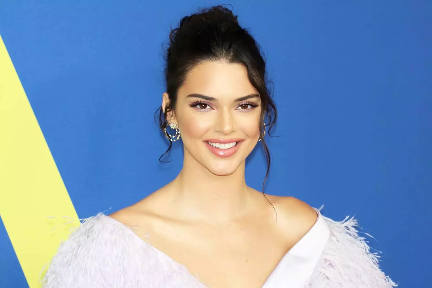 Kendall Jenner Kylie dodaklary üçin eden zatlaryny dişler üçin etmek isleýär