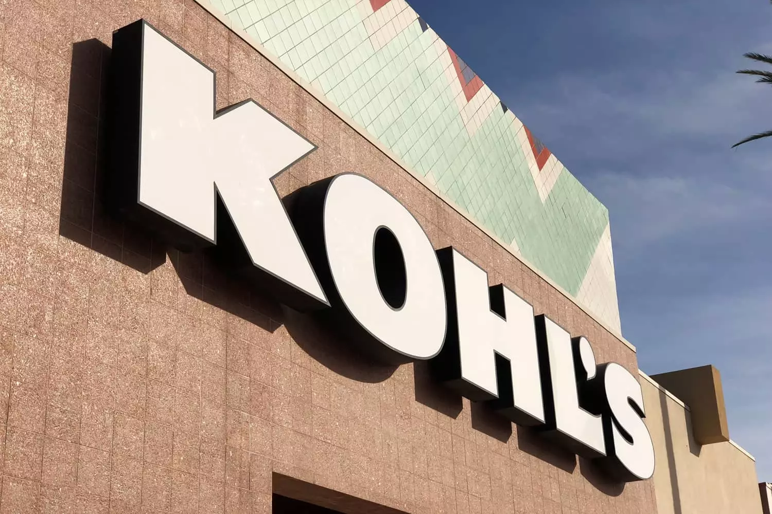 Amazon współpracuje z Kohl's, LVMH pozwany za molestowanie seksualne w miejscu pracy