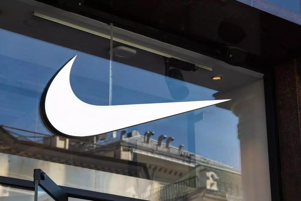 Nike beendet Partnerschaft mit Amazon, Naomi Campbell eröffnet einen Pop-Up-Shop