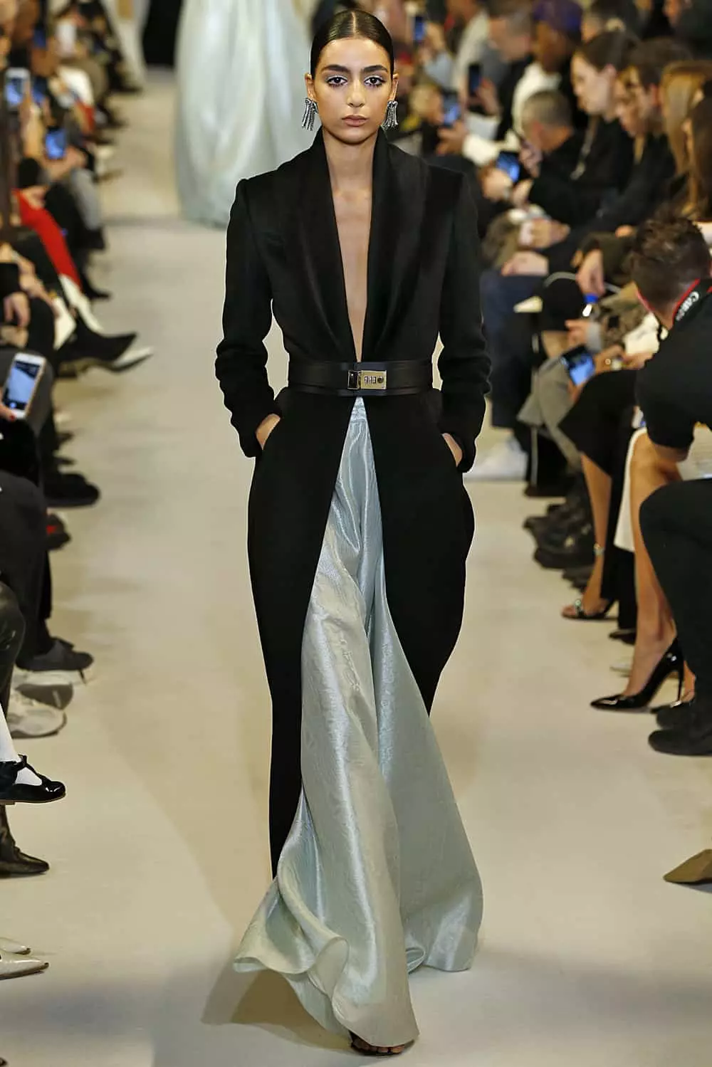 La Eleganta kaj Emocia Aŭtuno 2019-Modo Show de Brandon Maxwell 31901_34