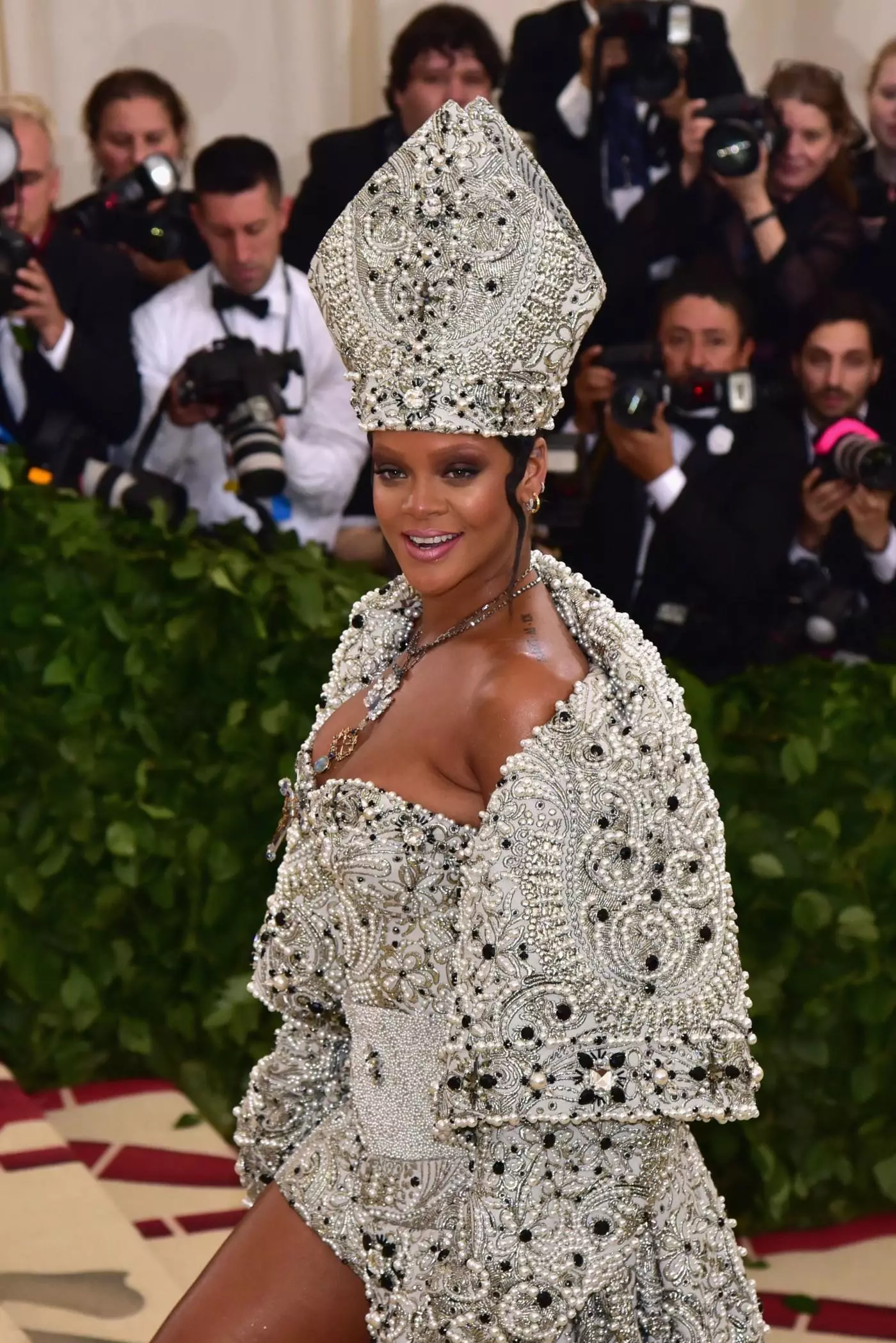 Kardinal Katolik Ieu Nginjeum Rihanna Topi-Na pikeun Met Gala 31949_2