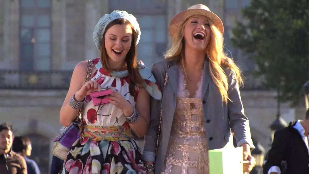 Gossip Girl Reboot Anoncas Rolantaron, Nord-Okcidenton Prezentas ĉe Yeezy