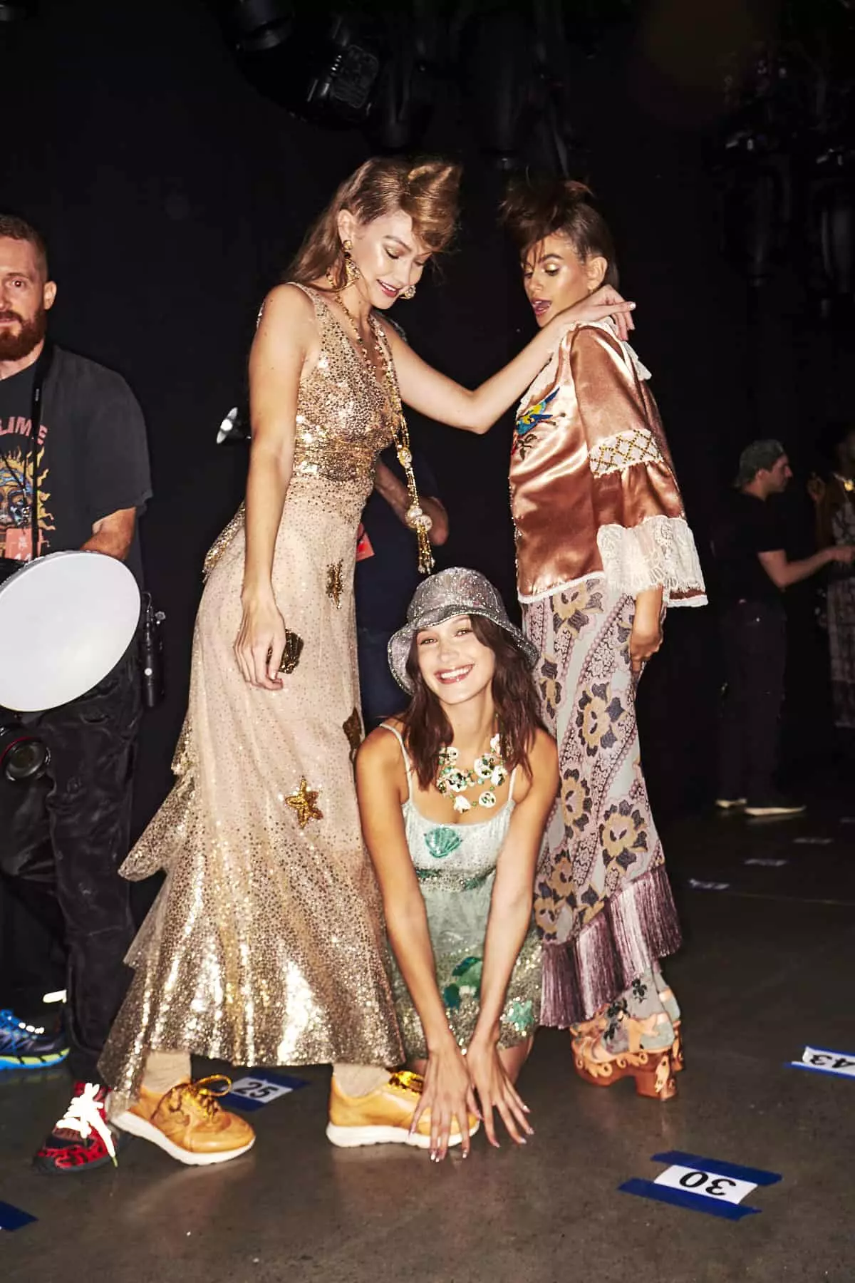 រូបថត Backstage ទាំងនេះពី Anna Sui គឺជារឿង Cute បំផុតដែលអ្នកនឹងឃើញពេញមួយសប្តាហ៍ 32535_28