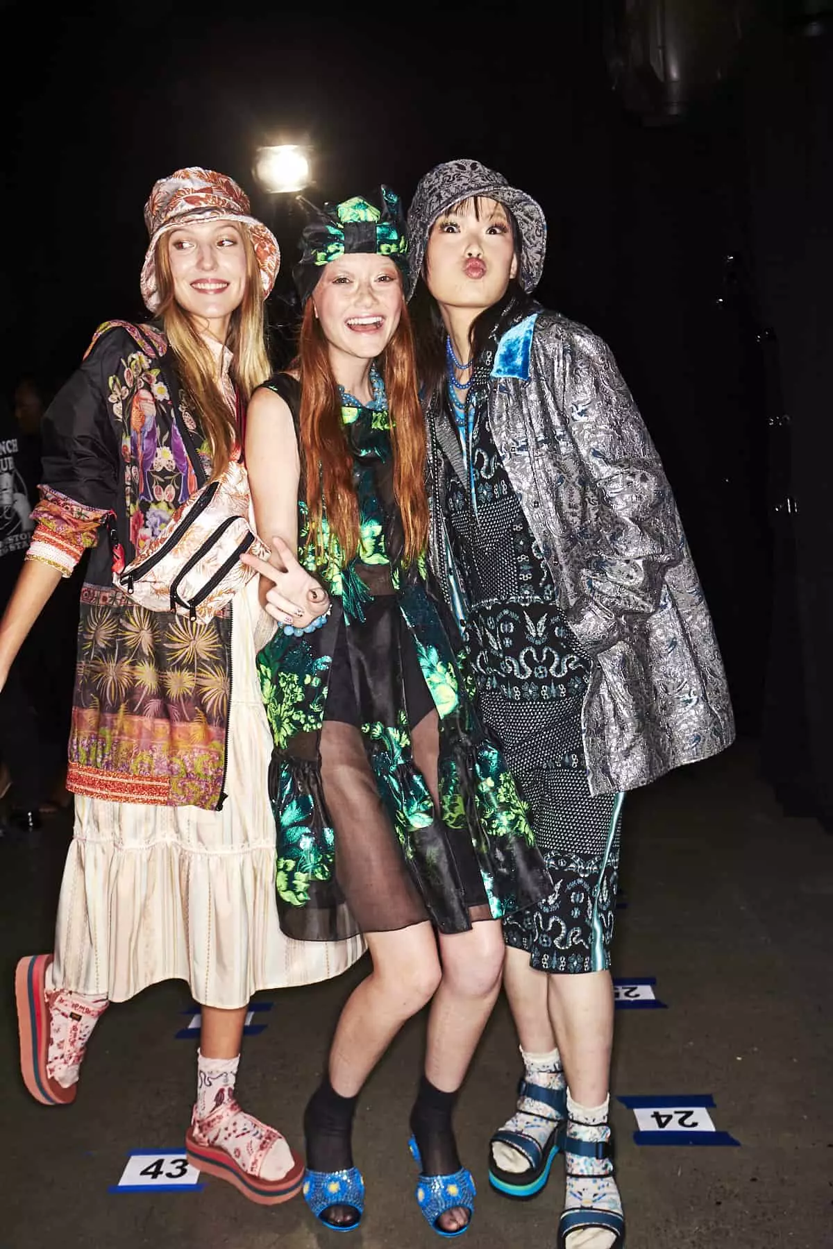 Essas fotos dos bastidores de Anna Sui são as coisas mais fofas que você verá durante toda a semana 32535_3