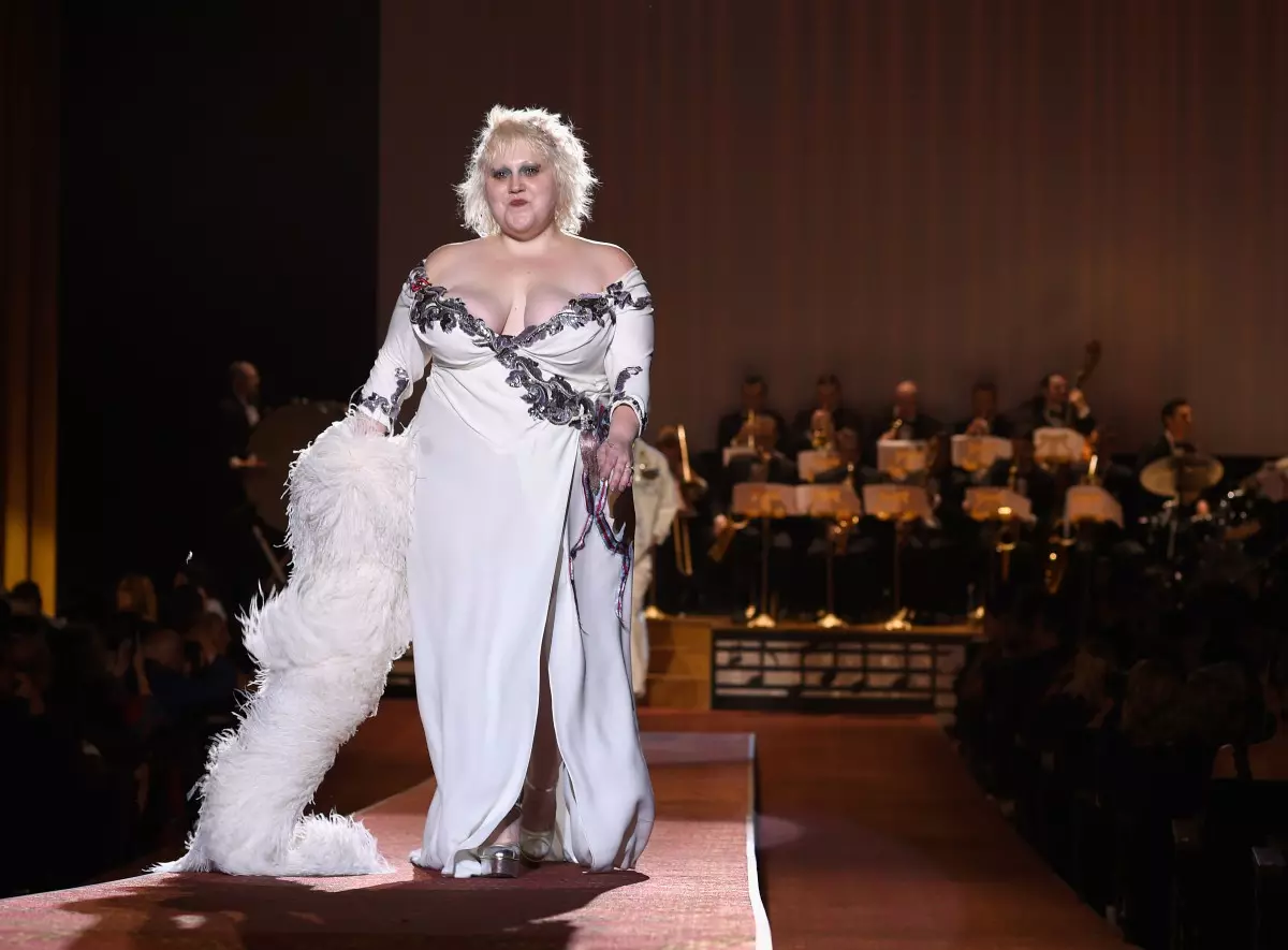 Beth Ditto går på Marc Jacobs Runway